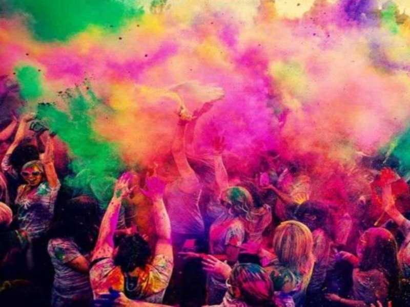 Holi Celebrations In Indore: इंदौर के कालेज में आर्गेनिक रंगों से मनाई ...