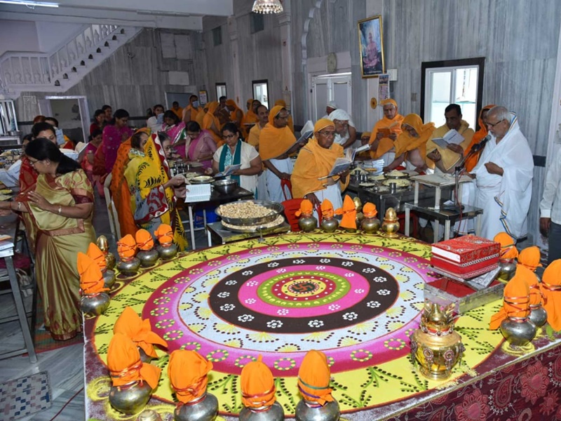 इंदौर के दिगंबर जैन मंदिर में इंद्र-इंद्राणियों ने चढ़ाए 500 अर्घ्य ...