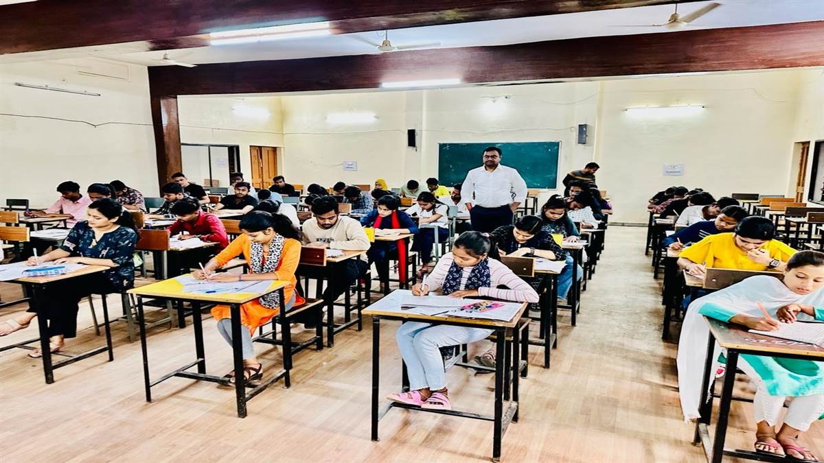 71 कालेजों में परीक्षा, तीन घंटे का पेपर दो घंटे में हल - Exam in 71 ...