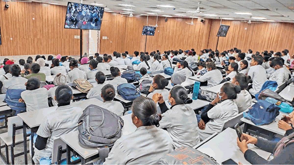 Smart Classroom in Grmc: ‘स्मार्ट’ तरीके से छात्र कर रहे पढ़ाई... लाइव ...