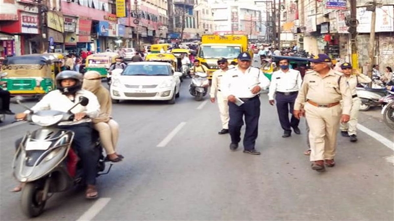 Indore Traffic Police: 49 बार रेड लाइट का उल्लंघन किया बाइक जब्त ...