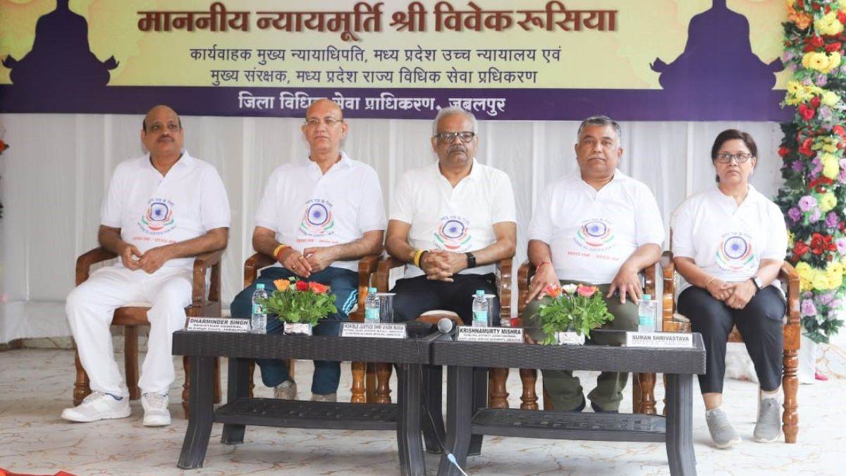 जबलपुर जेल में बंदियों के पुनर्वास का सशक्त माध्यम है योग : एसीजे विवेक ...