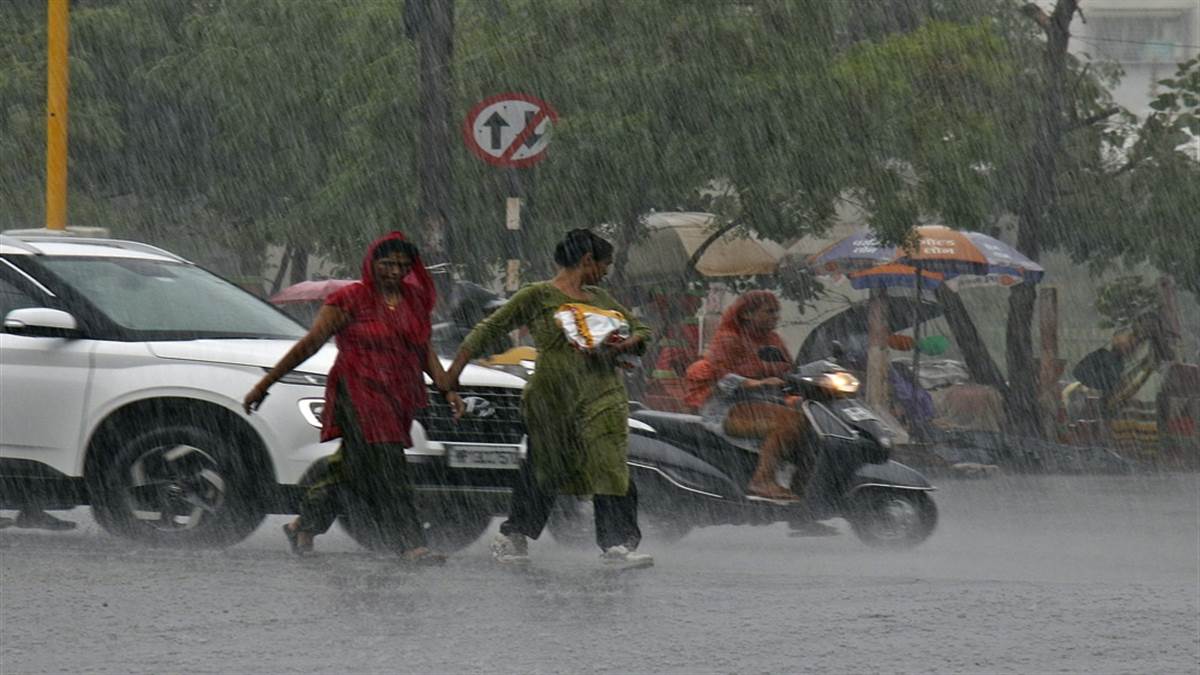 Indore Weather Update: इंदौर में आज भी मध्यम स्तर की वर्षा का अनुमान ...