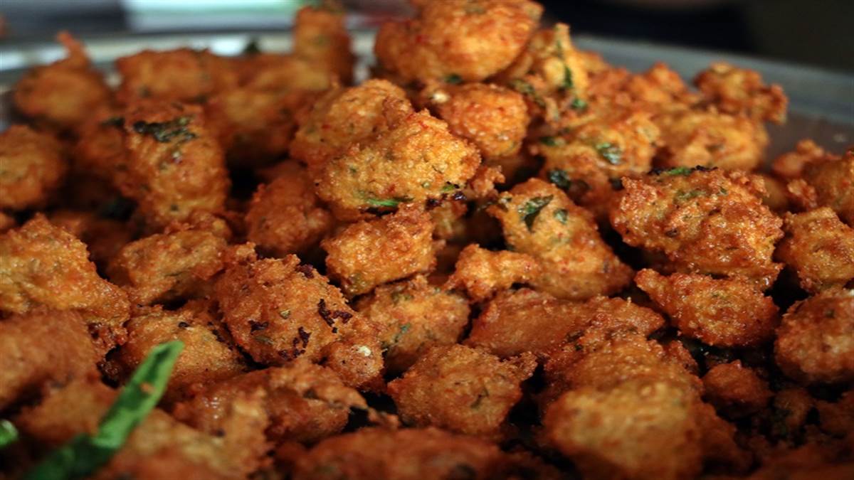 Taste Of Indore: खुशनुमा मौसम को खास बनाते गर्मागर्म मूंग बड़े - Taste ...