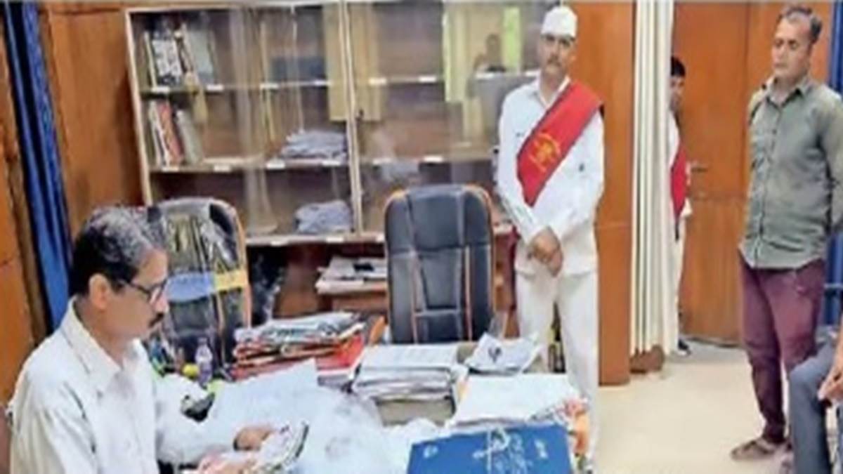 Bhind News: साहब! मजदूरी करता हूं, दूसरी कक्षा में पढ़ने वाले बच्चे की ...