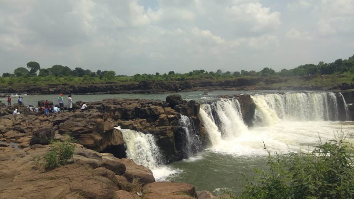 Bhadbhada Falls: जबलपुर में मिनी धुआंधार का लुत्फ उठाने जुट रहे पर्यटक ...