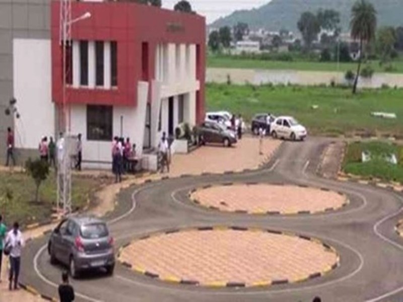 तालाब की पाल फिर फूटी, पानी में डूब गया इंदौर आरटीओ का ट्रायल ट्रैक ...