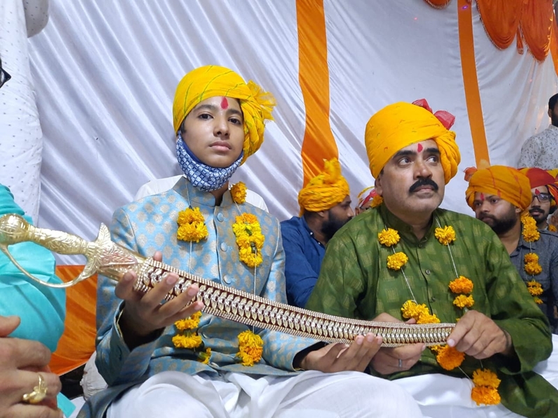 Panna News : छत्रसाल के वंशज पन्ना महाराज राघवेन्द्र सिंह जू देव के कुंवर को सौंपी तलवार - Panna ...