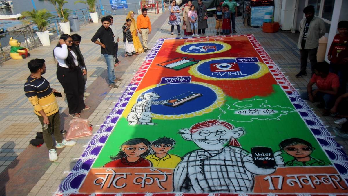Election 2023: बोट क्लब पर 40 वर्गफीट की विशाल रंगोली बनाकर दिया मतदाता ...