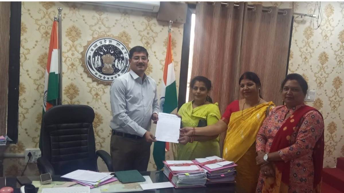 Dewas News: समय पर नहीं मिल रहा मानदेय, परेशान हो रहीं आंगनबाड़ी ...