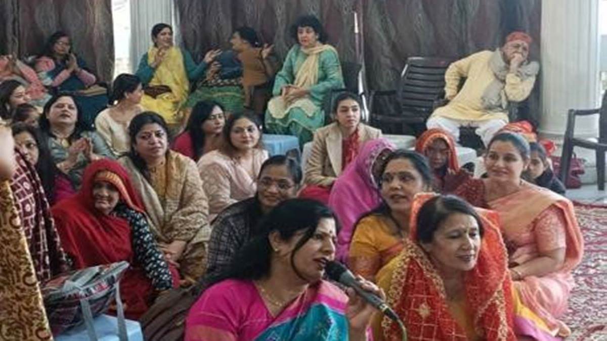 Indore News: भजन मंडली से जुड़ी 3000 से अधिक महिलाएं संवार रही 200 ...
