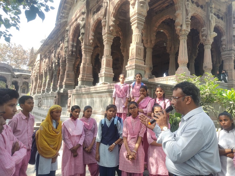 Heritage Walk in Indore : छात्रों ने देखी इंदौर की धरोहर, जाना होलकरों ...
