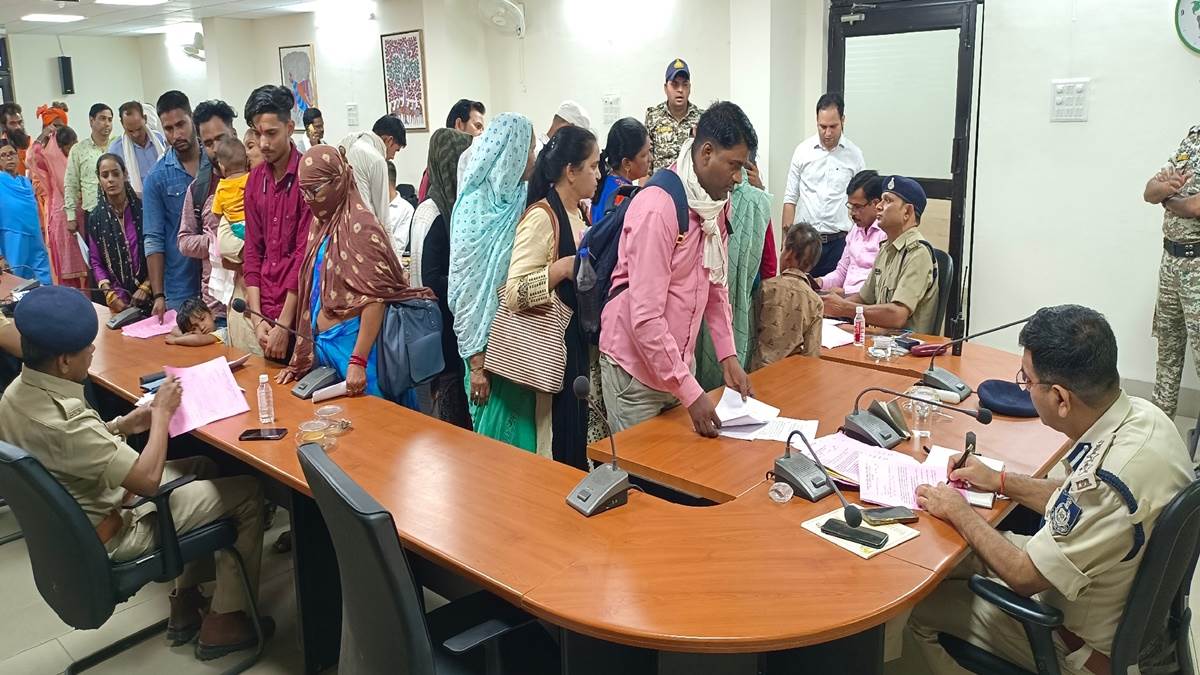 Public Hearing Gwalior: सल्फास की गोलियां दिखाकर फरियादी बोला, खा लूं ...