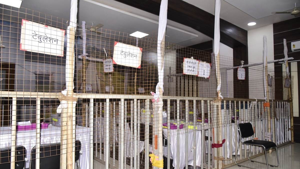 Bilaspur News: प्रार्थना सभा भवन में मतगणना कक्ष का बना माडल, कर्मियों ...