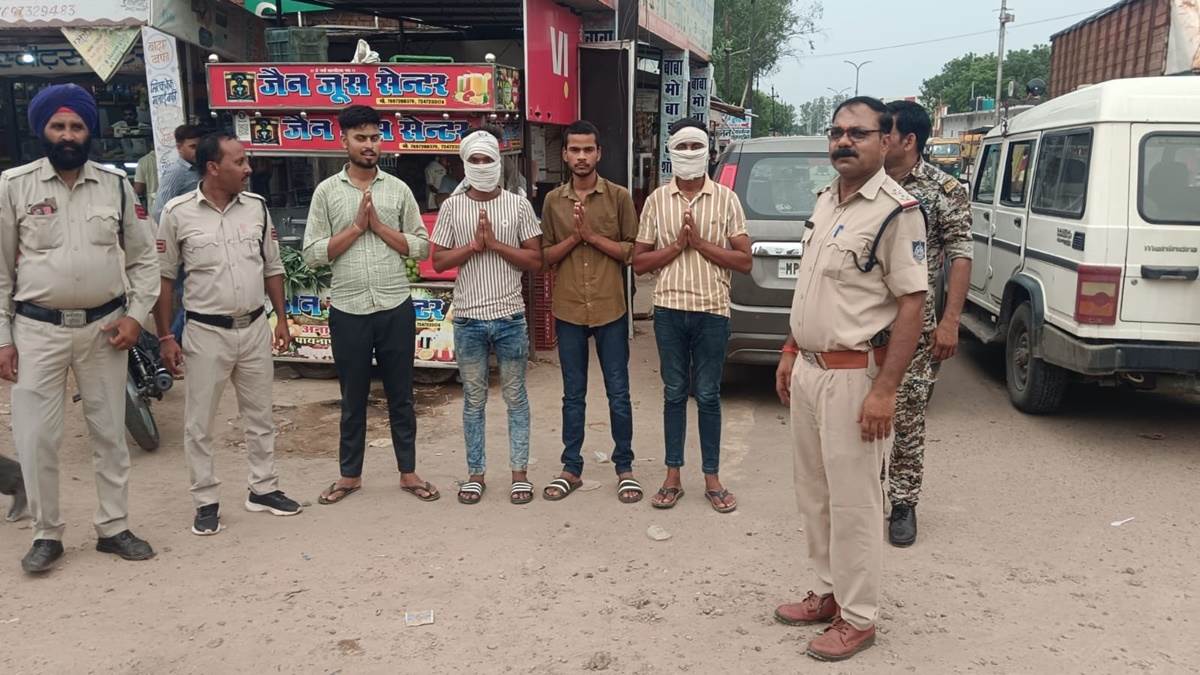 Bhind News: यात्री बस में घुसकर की थी मारपीट... आरोपियों ने चौराहे पर ...
