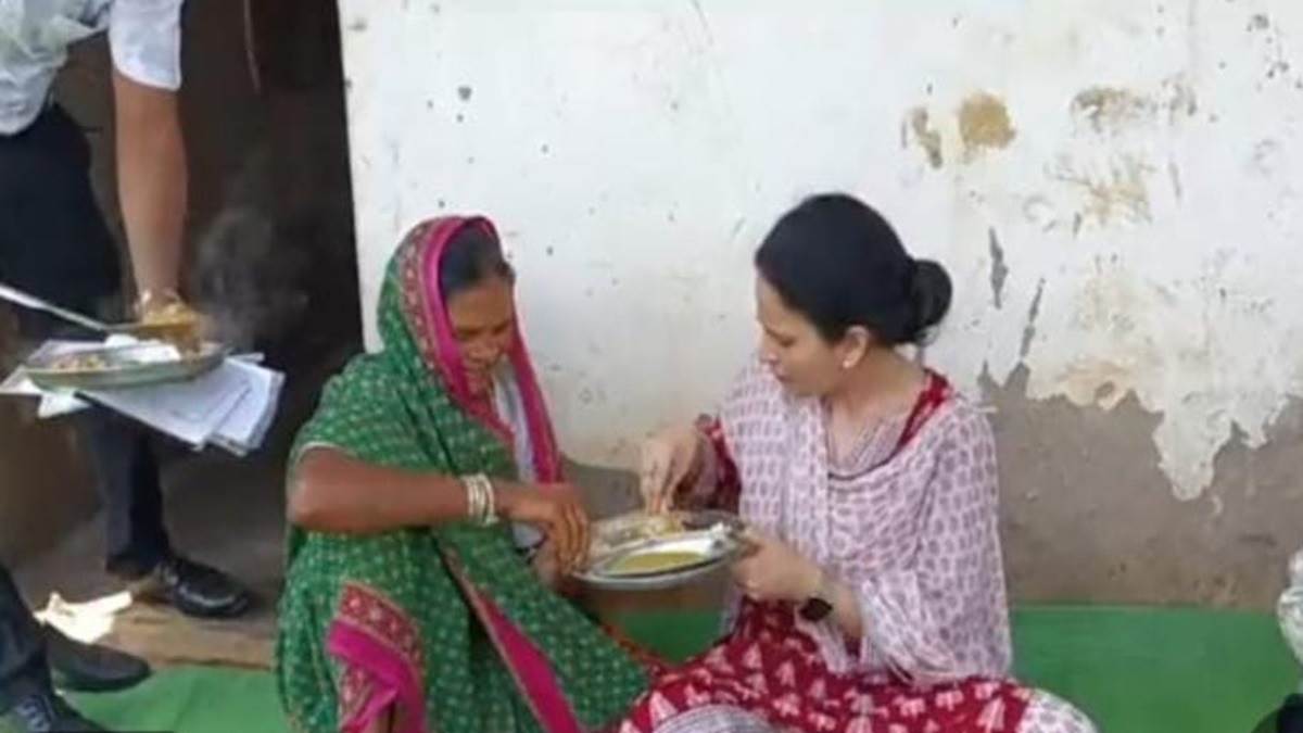 Mandla News : रसोइया तीजा बाई को कलेक्टर ने स्वयं की थाली से भोजन कराया ...