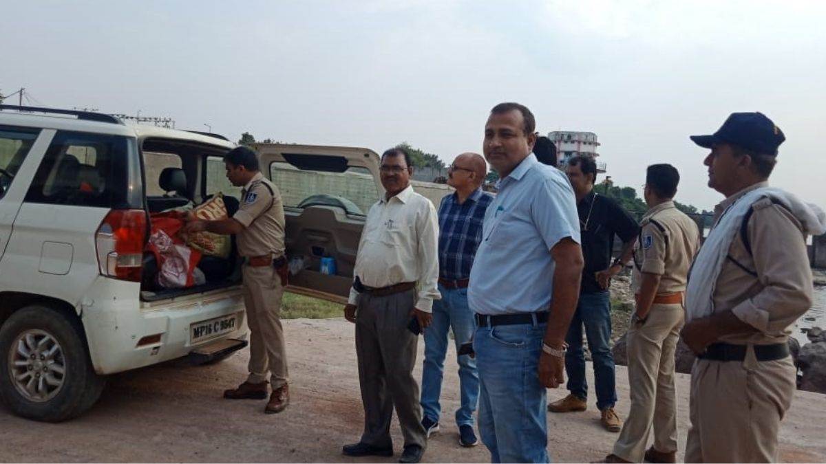 MP Election 2023: MP-UP सीमा पर पुलिस ने बढ़ाई चौकसी, चेकपोस्ट बनाकर रख ... MP Election 2023: MP-UP सीमा पर पुलिस ने बढ़ाई चौकसी, चेकपोस्ट बनाकर रख ...