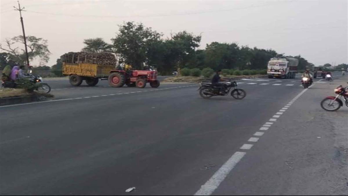 Road Safety Ratlam: चौराहों पर रोटरी नहीं, संकेतकों की कमी व घुमावदार ...