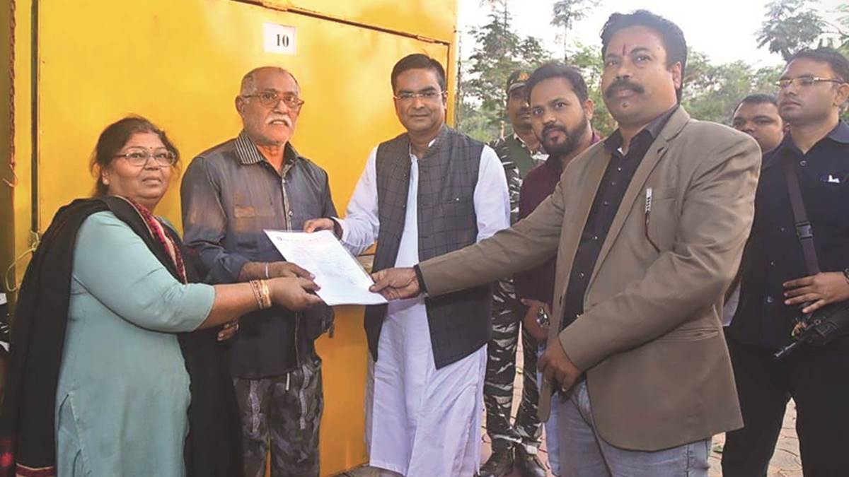 बुजुर्ग की बात सुनकर भावुक हुए विधायक, ठेला लगाकर कढ़ी-चावल बेचने वाले ...