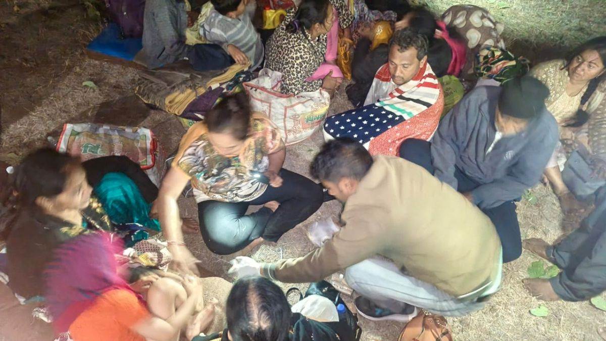 एमपी में 2 स्थानों पर गुजरात के यात्रियों की बस पलटी, प्रयागराज से लौट ...