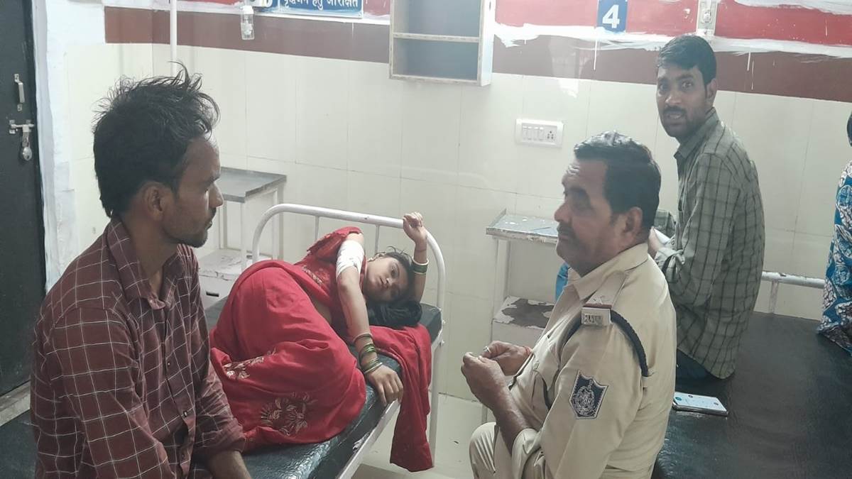 Bhind News: पति के साथ जा रही महिला को युवक ने गोली मारी, हालत गंभीर ...