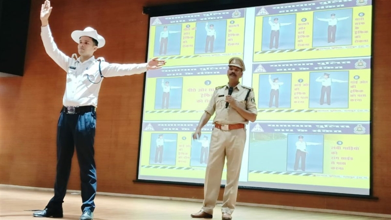 Raipur: दो पहिया चलाते समय हेलमेट लगाना न भूलें क्योंकि घर में कोई आपका ...