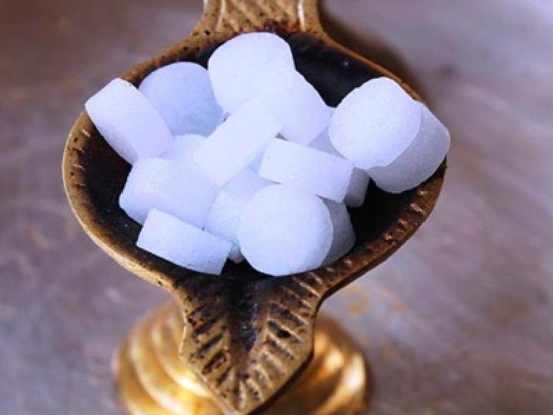 पूजा करते समय क्यों जलाते हैं कपूर, जानिए इसके पीछे क्या हैं वैज्ञानिक ...