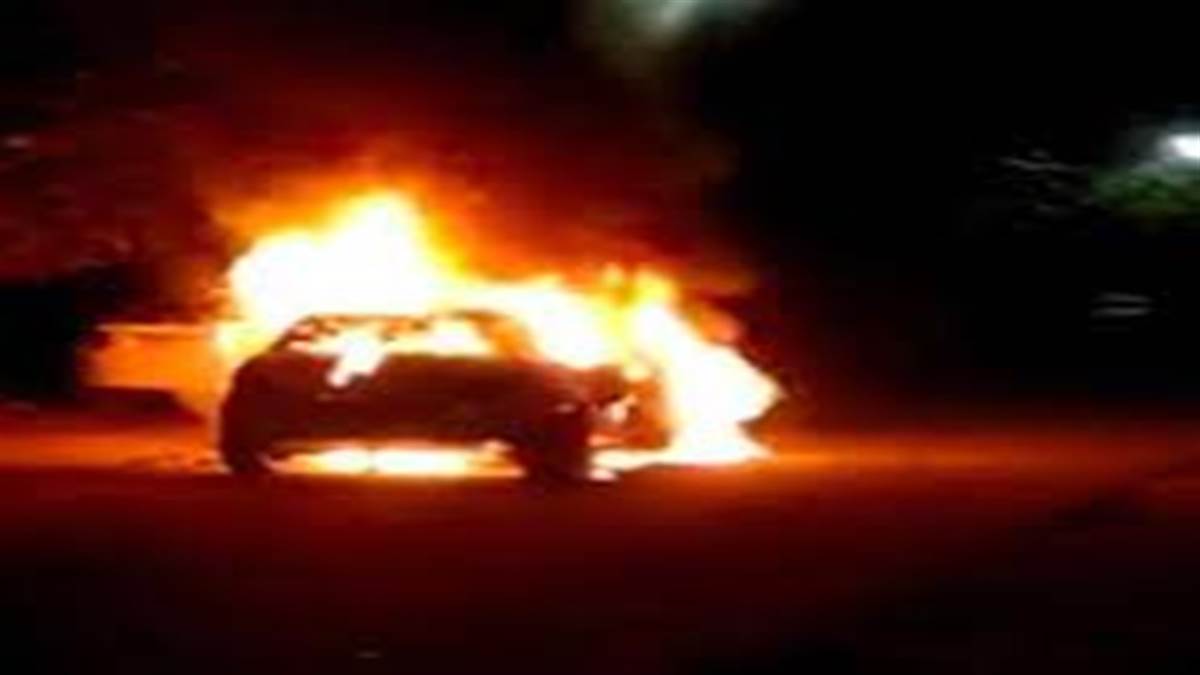 Indore Crime News : कार में अचानक लगी आग, लोडिंग पलटने से दो लोगों की मौत