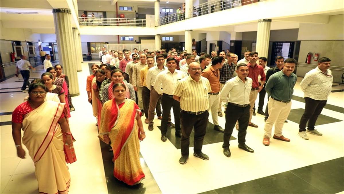 Indore Updates Live: शासकीय कार्यालयों में सद्भावना दिवस पर ली ...