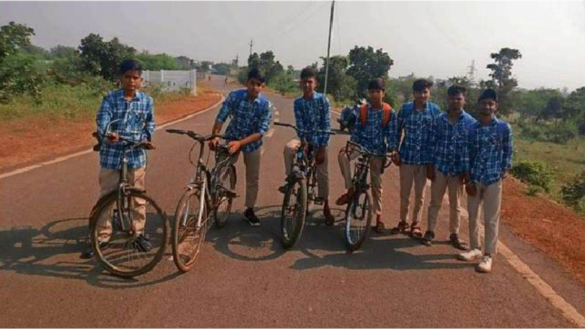 CM Rise School: बगैर बस सुविधा के चल रहे सीएम राइज स्कूल, पैदल आने को ...