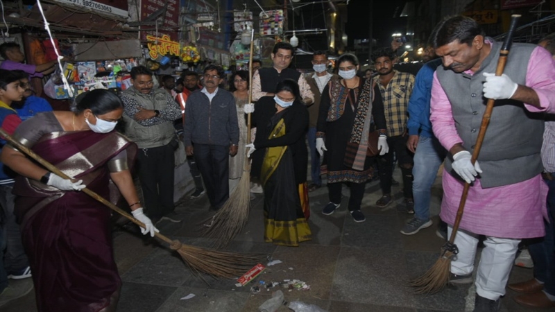 Bhopal News : नाइट स्वीपिंग अभियान में सफाइकर्मियों का उत्साह बढ़ाने ...
