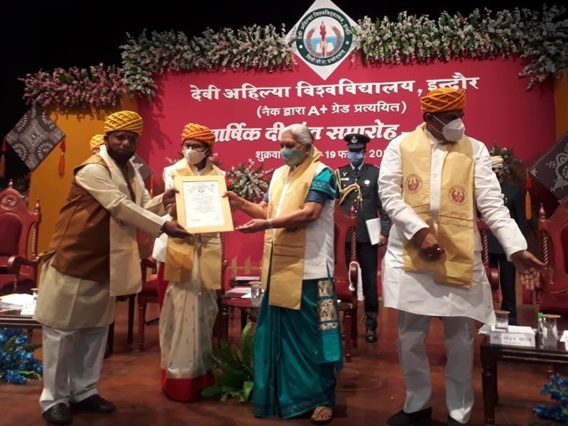 DAVV Convocation Indore: एमबीबीएस की छात्रा को मिले आठ पदक, 90 मेधावी ...