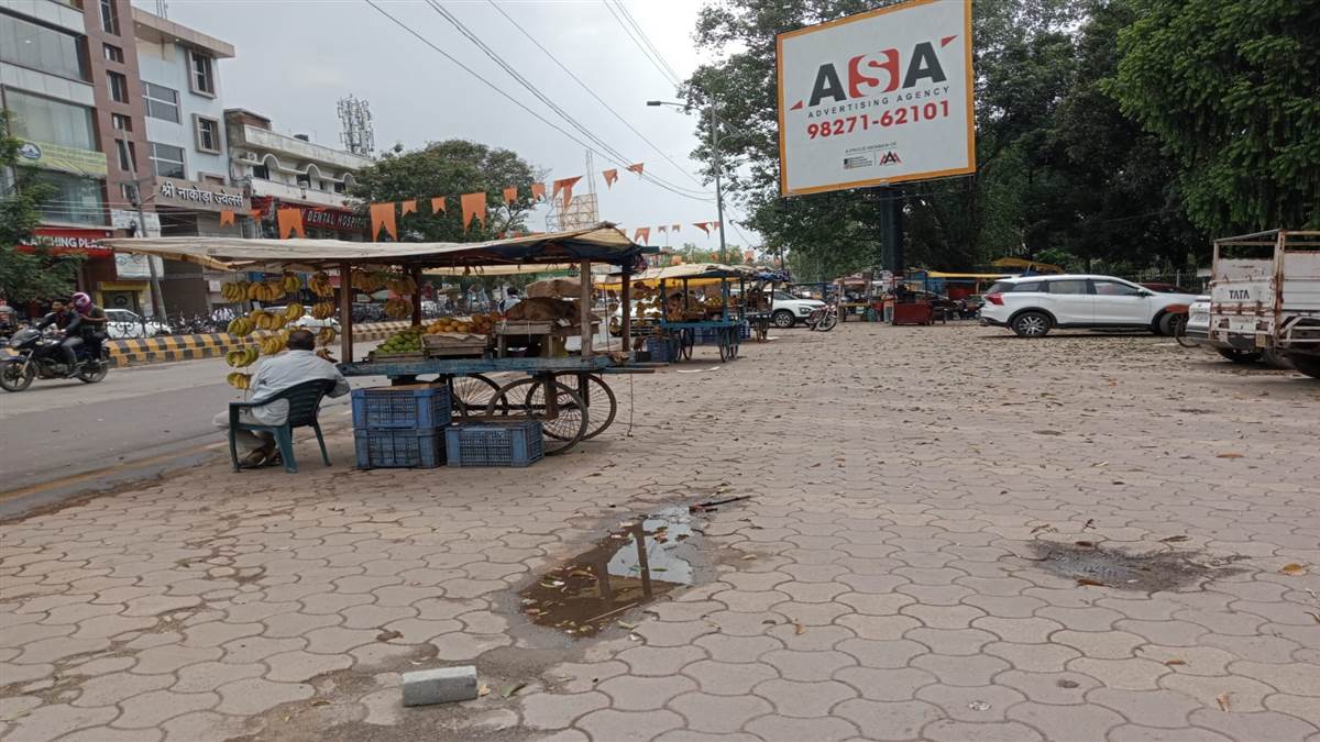 Korba News : फुटपाथ पर ठेलों की कतार, डेढ़ करोड का चौपाटी नहीं आया काम