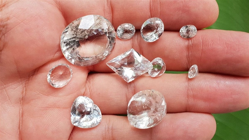 Benefits of Topaz: इस रत्न को धारण करने से आप बन सकते हैं धनवान ...