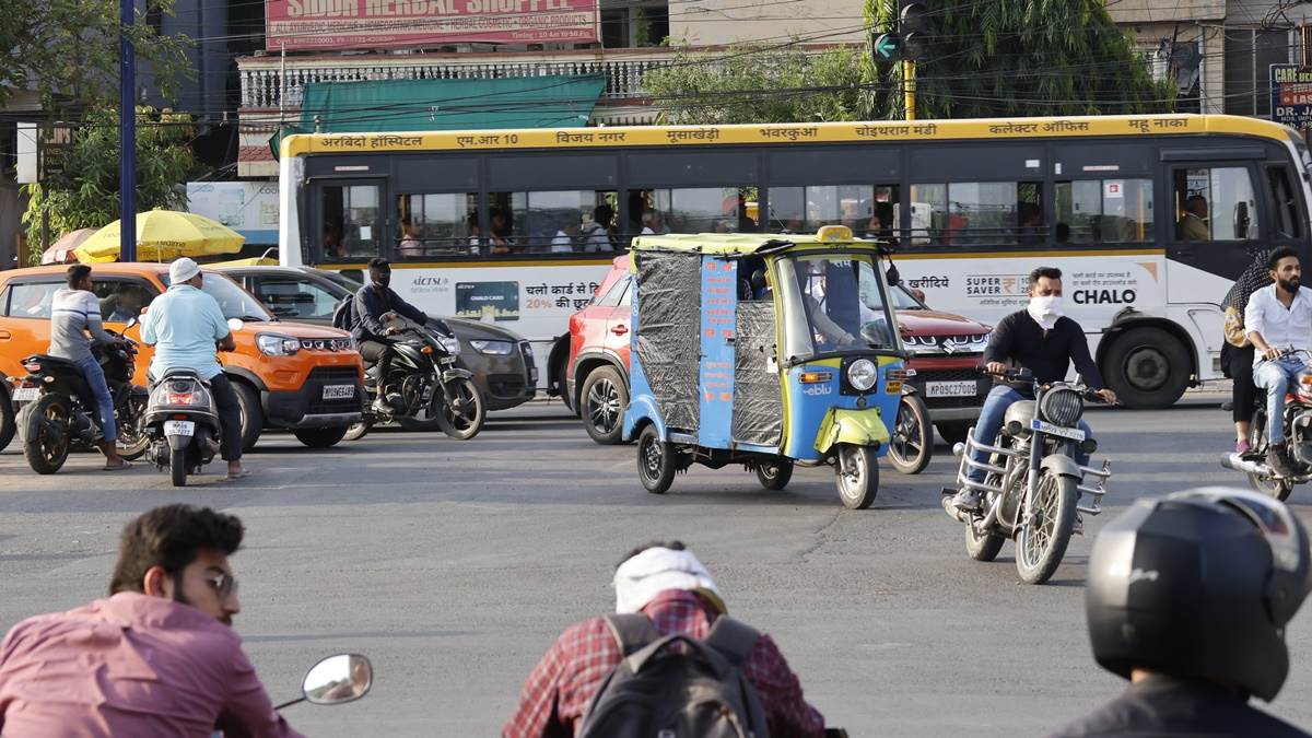 Indore News: ट्रैफिक सिग्नल पर रेड लाइट का टाइमर लंबा, टूटता है वाहन ...