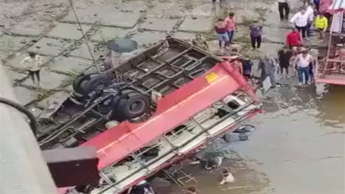Madhya Pradesh Bus Accident: खलघाट में हुए बस हादसे की जांच, दूसरी दिन ...