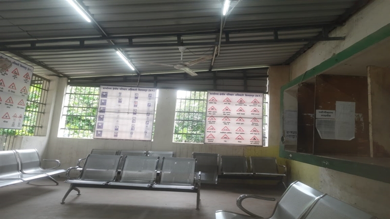 बिलासपुर आरटीओ कार्यालय का यह कैसा प्रतीक्षालय बैठने को टूटी कुर्सी ...