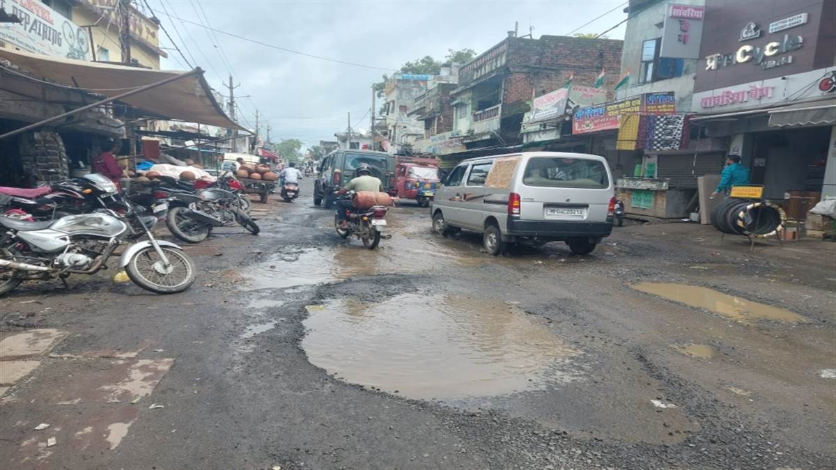 Bhopal News: बैरागढ़ में वैकल्पिक मार्ग का आधा हिस्सा खराब, फाटक रोड भी ...