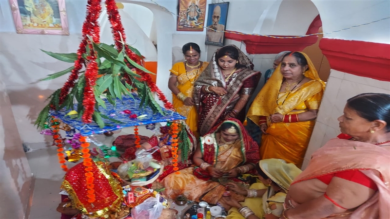 पति की लंबी आयु के लिए महिलाओं ने रखा व्रत - Women kept fast for the ...