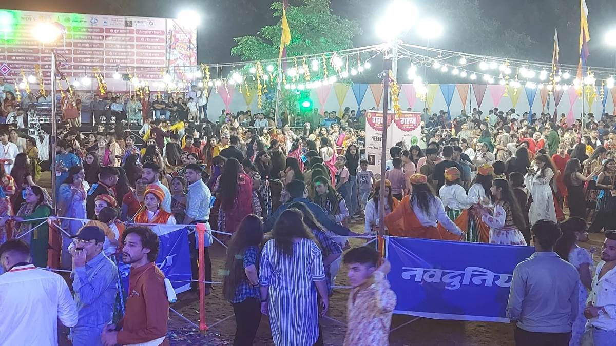 Garba Mahotsav in Bhopal: श्रीकृष्ण बनकर रचाया रास, सांस्कृतिक गरबे में ...