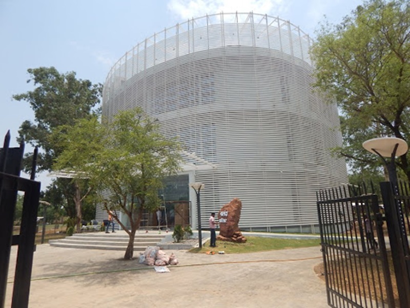 आधुनिक लाइब्रेरी, जहां हजारों युवा पढ़कर गढ़ रहे भविष्य - Modern ...