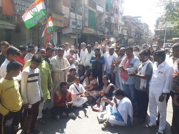 Politics Indore News: इंदौर में बाजार जबरन बंद करवाने घूमते रहे ...