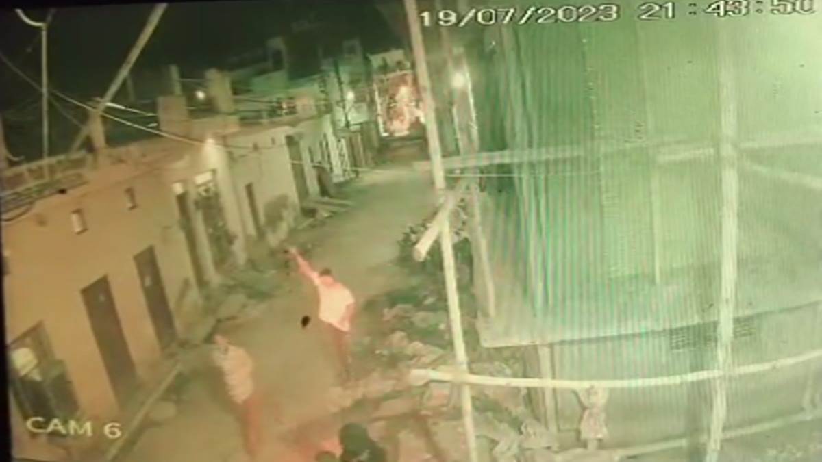 Morena Firing on House: मुरैना में एक घर पर फायरिंग, भाजपा नेता के बेटे ...