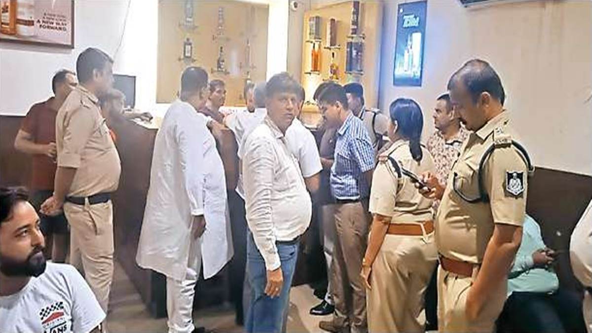 Gwalior Excise Action News: ठेकेदार लल्ला शिवहरे की शराब दुकान के पीछे ...