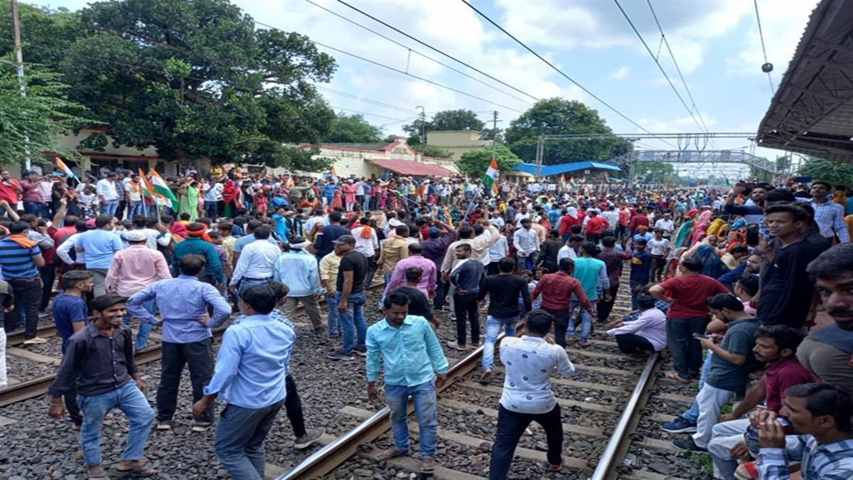 MP News: ट्रेनों के ठहराव के लिए साढ़े नौ घंटे किया आंदोलन, रेलवे ने ...