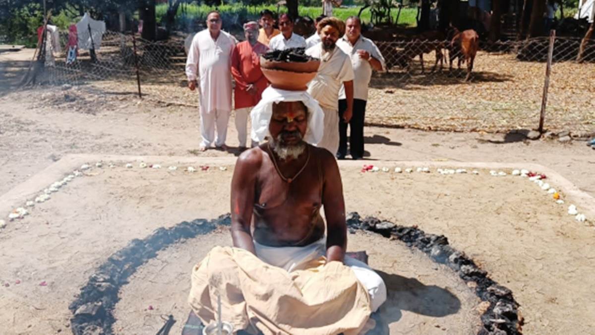 नर्मदा नदी के तट पर दहकते कंडोंं के बीच साधु-संतों की तपस्‍या, वसंत ...