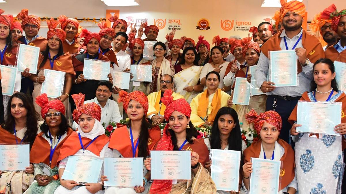 Bhopal News: इग्नू के दीक्षा समारोह में उपाधि पाकर खिल उठे चेहरे, फिर ...