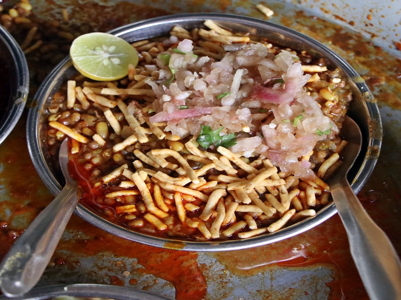 World Poha Day: इंदौरी पोहे की वो अनसुनी कहानी, जिसने गली से लेकर ...