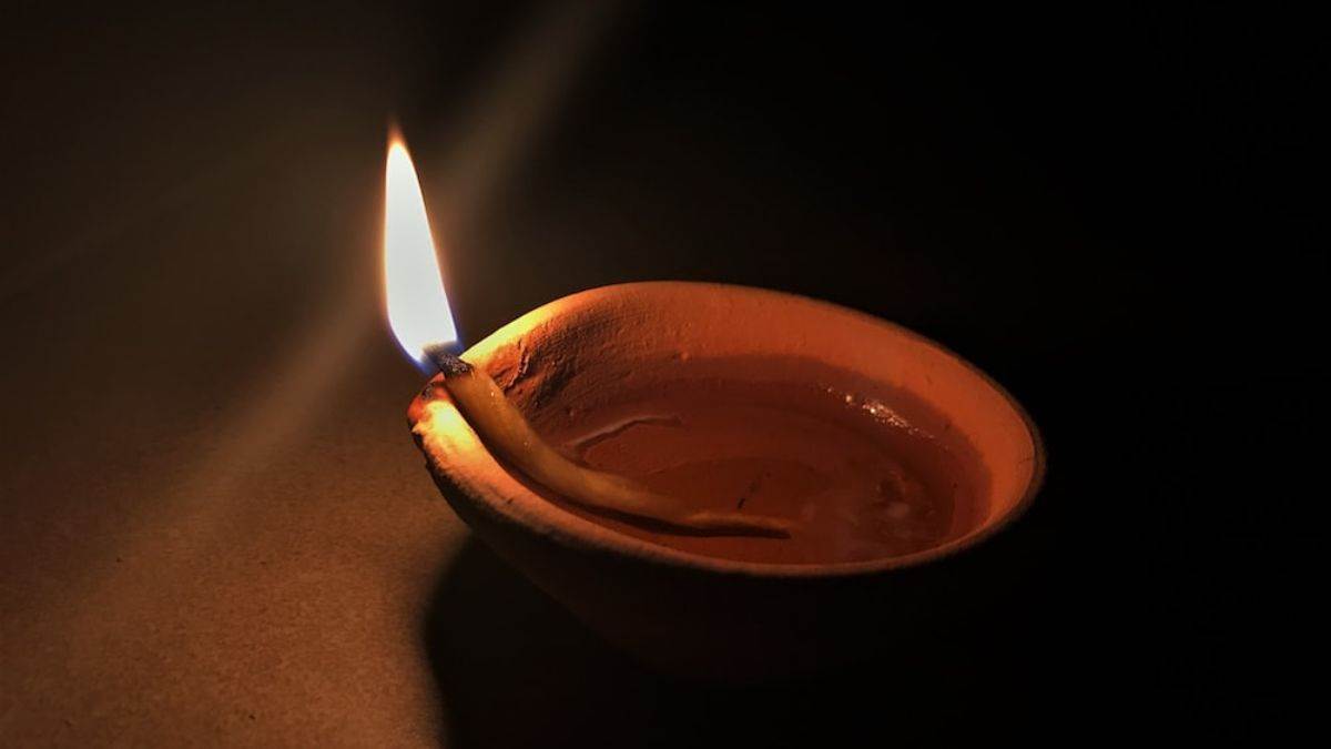 Astro Tips For Deepak: घर में इस तरह से जलाएं दीपक, मां लक्ष्मी का होगा ...