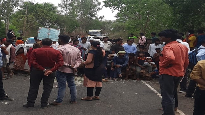 Dindori News : बिजली की मांग को लेकर ग्रामीणों ने डिंडौरी-मंडला मार्ग ...